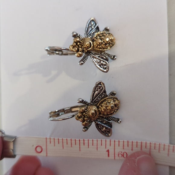 unbranded | Jewelry | Twotoned Honey Bee Lever Back Earrings | Poshmark